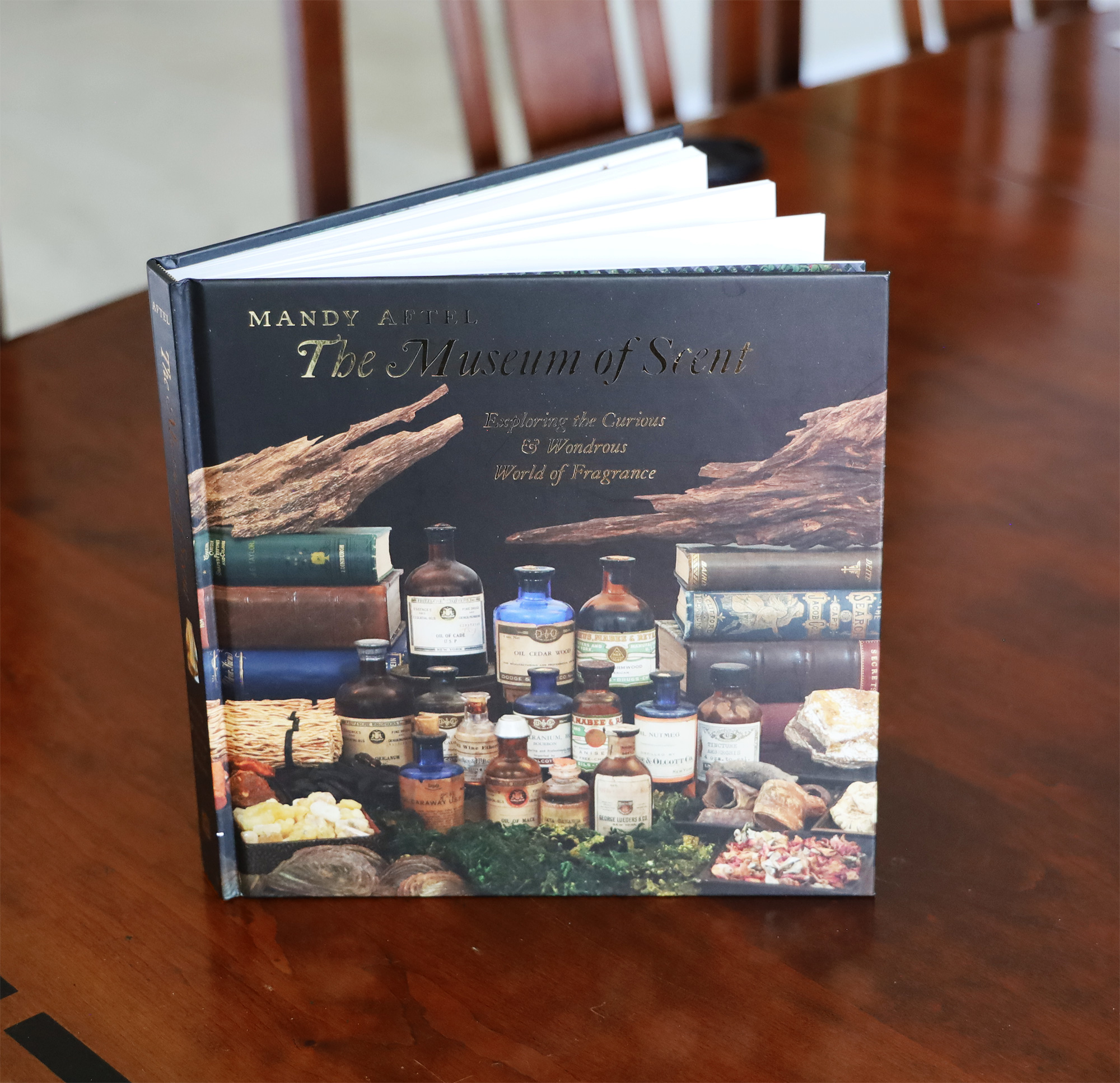 The Museum of Scent de Mandy Aftel - recenzie de carte ~ Carti, evenimente