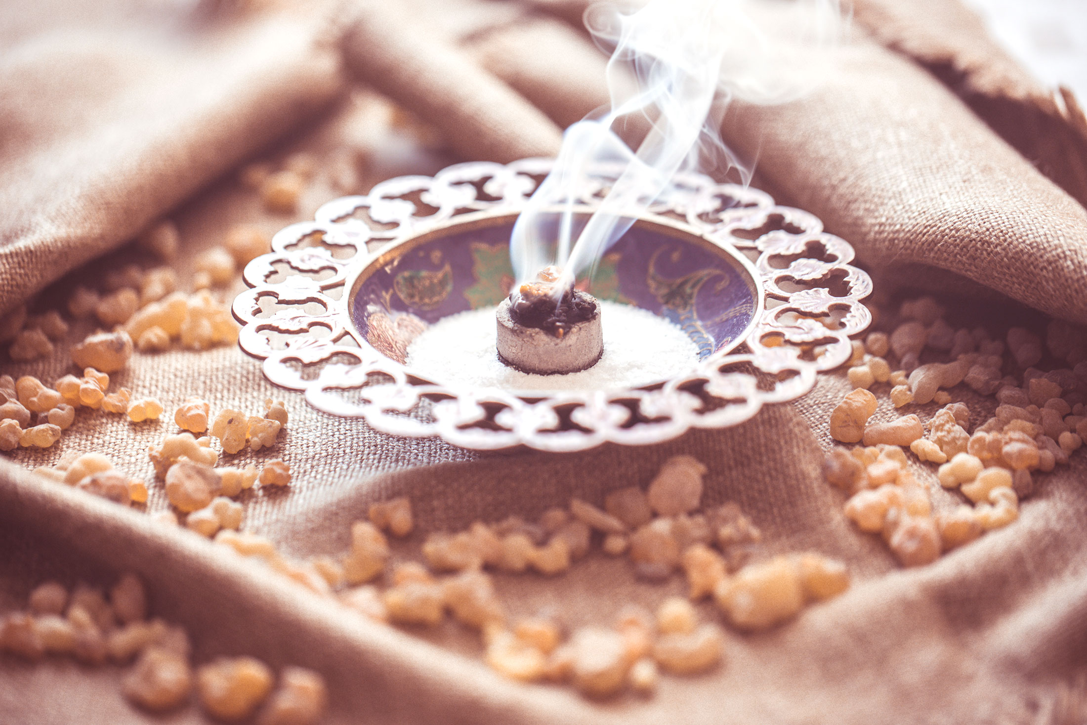 Rook in je parfum: eeuwen-oud en niet altijd wat je denkt ~ Columns