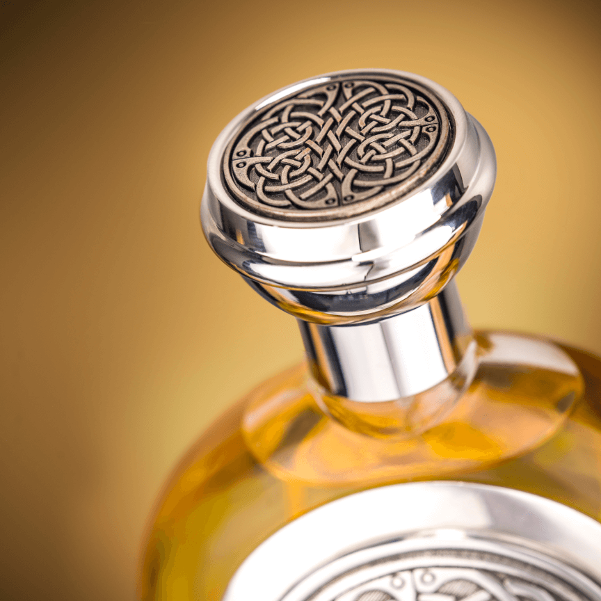 Boadicea Complex: Popelavé lískové oříšky pohřbené v lesním myceliu ...