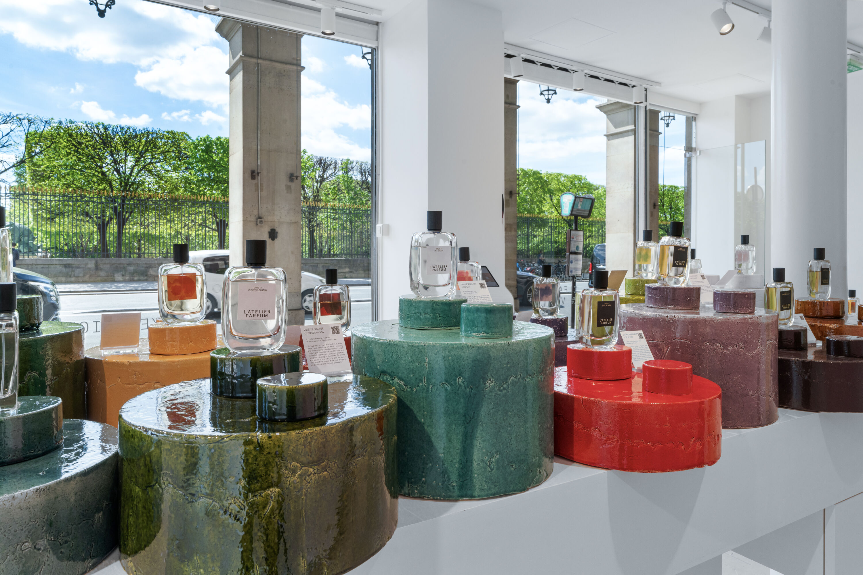 Nová pařížská vitrína pro L'Atelier Parfum ~ Umění, knihy, akce