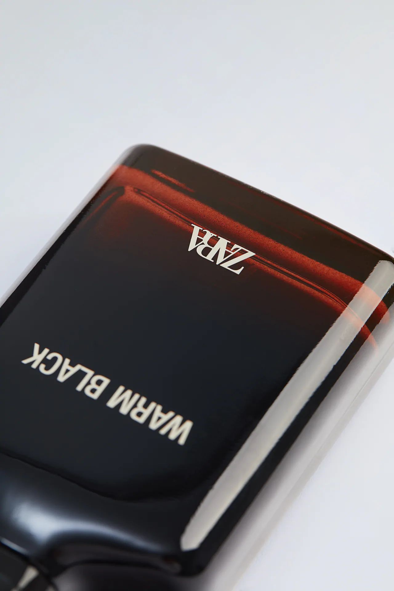 Warm Black Zara κολόνια - ένα νέο άρωμα για άνδρες 2020