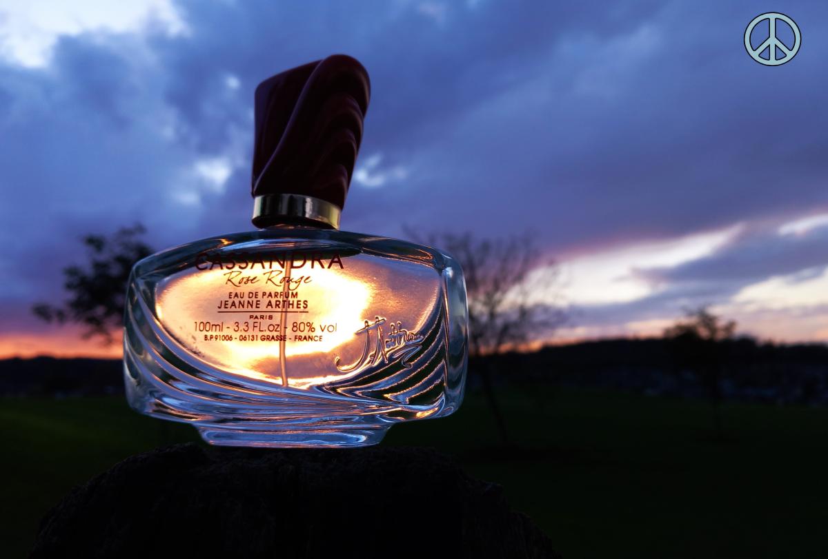 Cassandra Rose Rouge Jeanne Arthes parfum - un parfum pour femme 2019