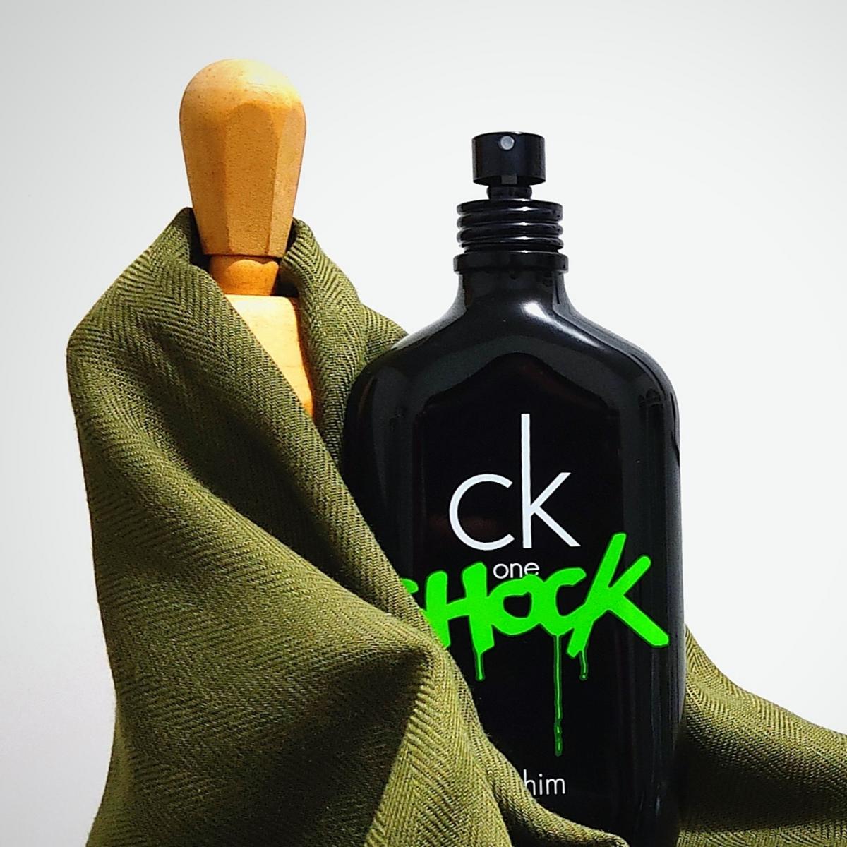 CK One Shock For Him Calvin Klein Colonia - una fragancia para Hombres 2011