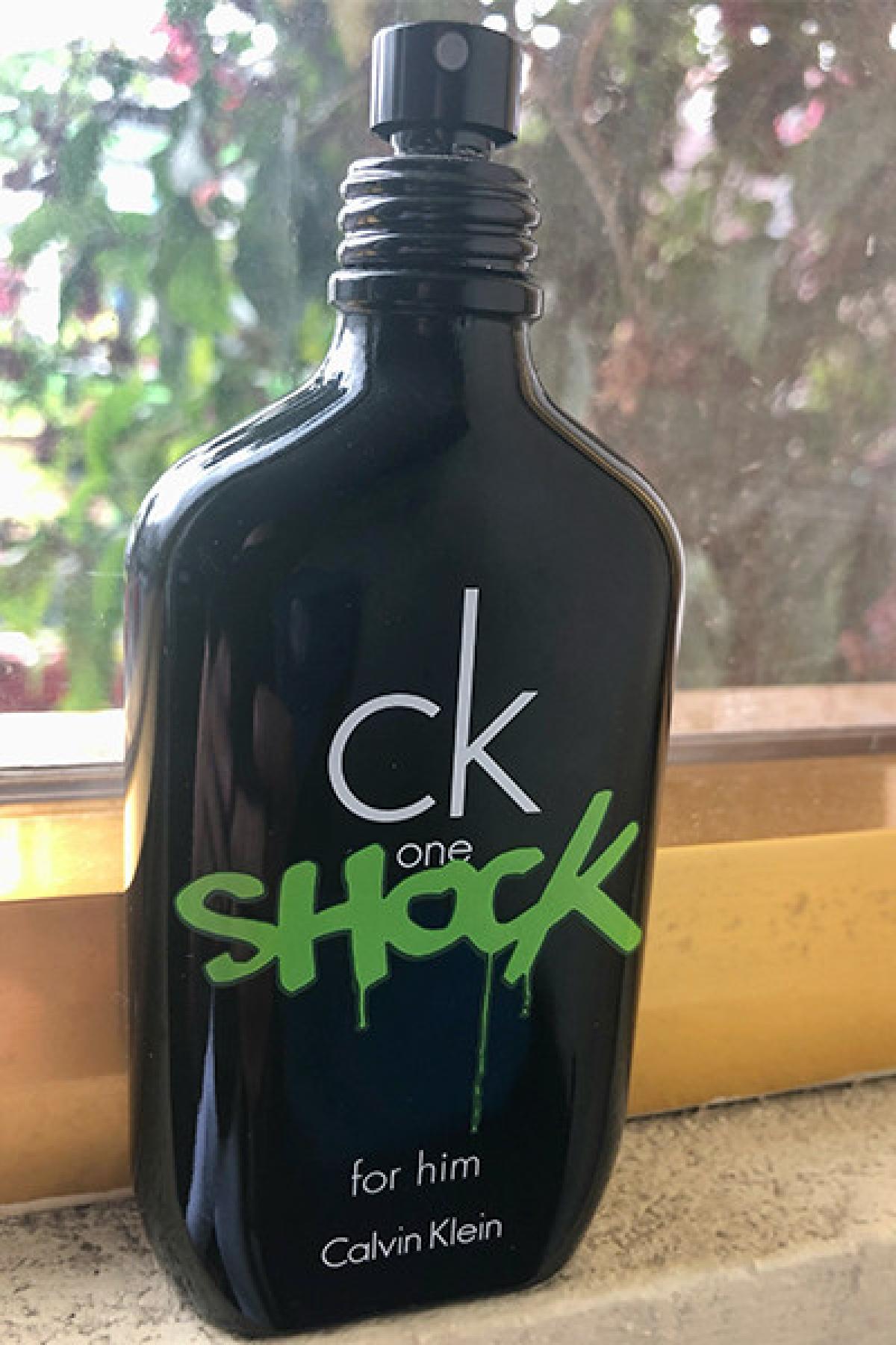 CK One Shock For Him Calvin Klein Colonia - una fragancia para Hombres 2011