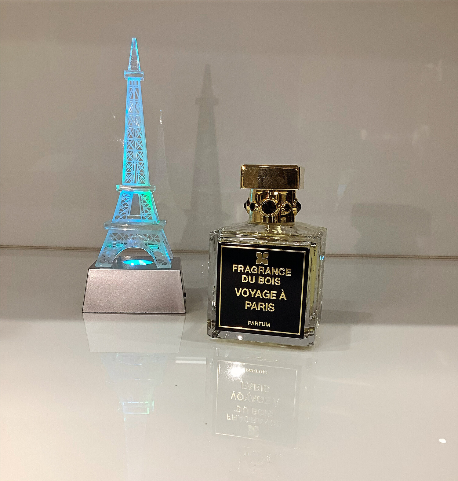Voyage à Paris Fragrance Du Bois 香水 - 一款 年 新的 中性 香水