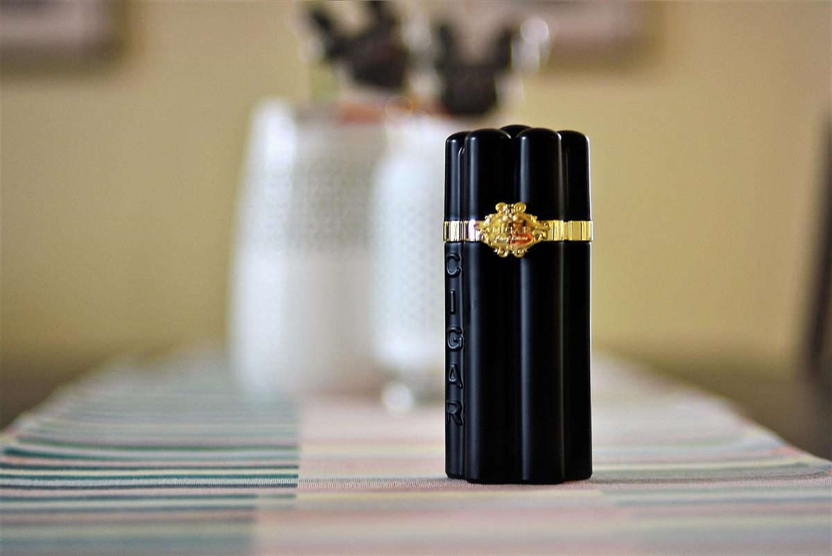 Cigar Black Oud Rémy Latour colonie - un parfum de barbati 2014