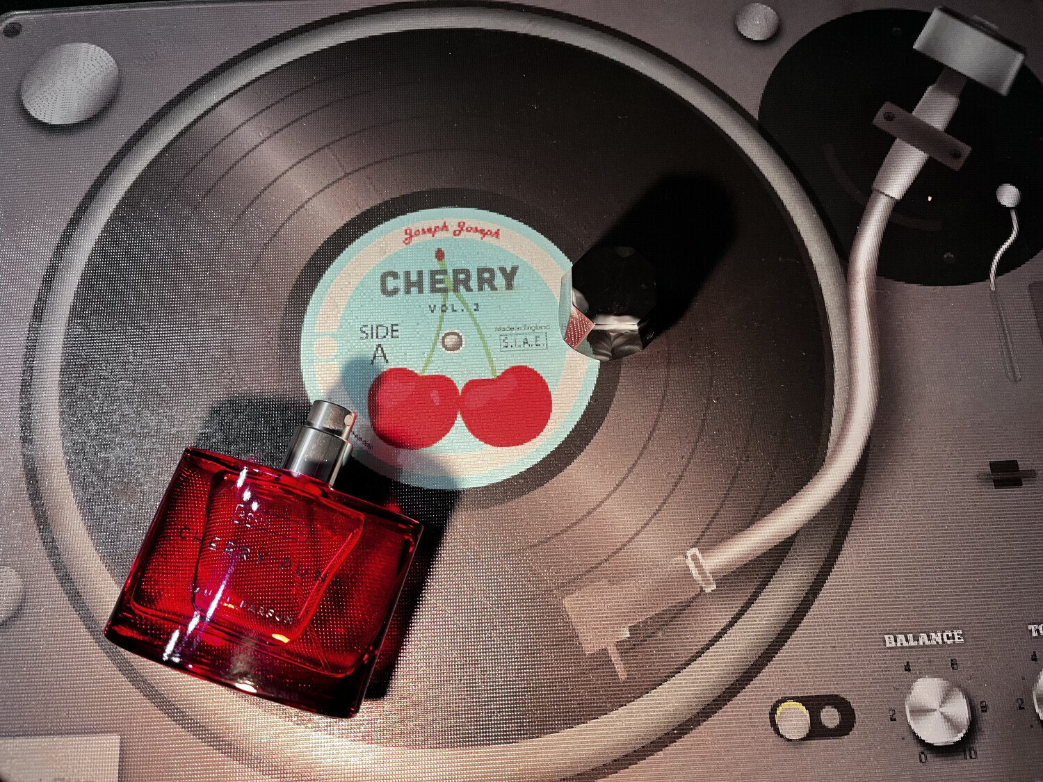 Cherry Punk Room 1015 - una fragranza unisex 2020