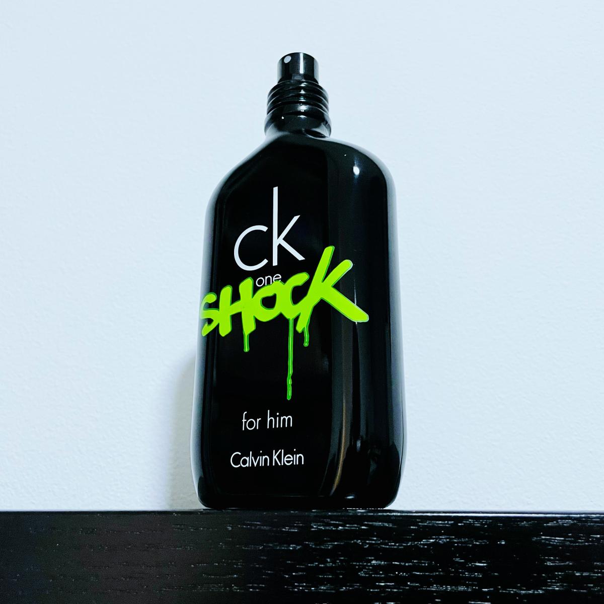 CK One Shock For Him Calvin Klein Colonia - una fragancia para Hombres 2011